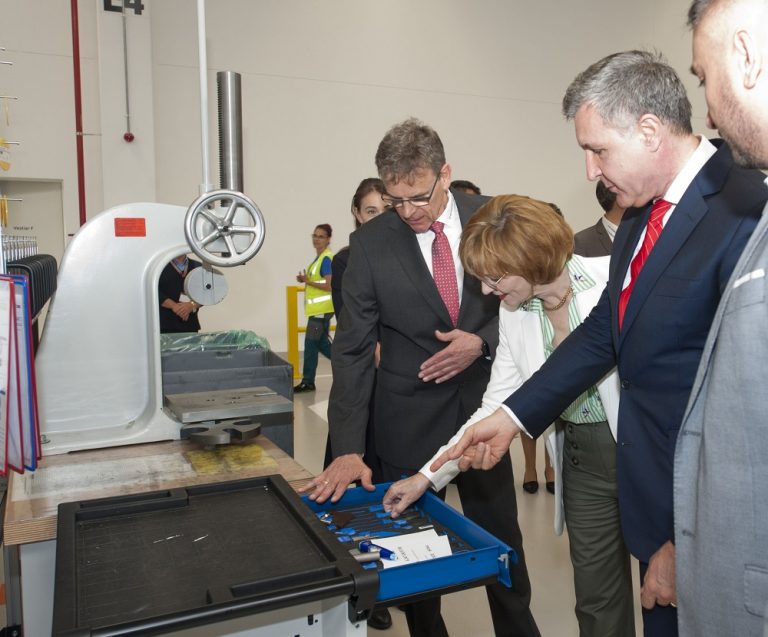 Vizită regală la Star Assembly Sebeș | Familia Regală a României ...