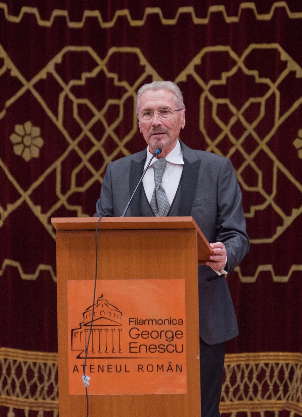 Custodele Coroanei la sărbătorirea Președintelui Emil Constantinescu ...