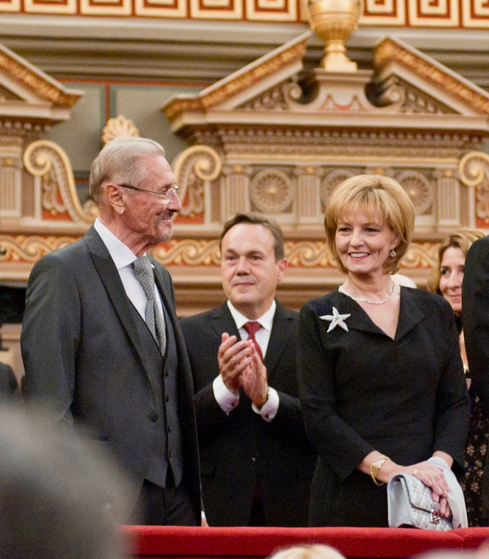 Custodele Coroanei la sărbătorirea Președintelui Emil Constantinescu ...